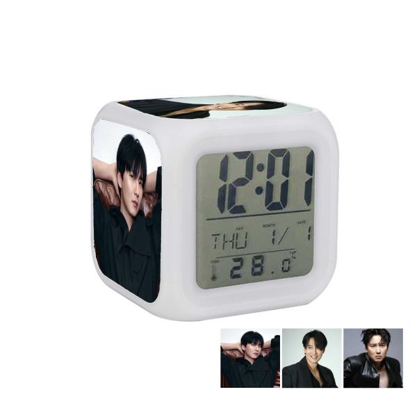 ■韓流グッズ■温度表示機能付き7色変色時計■3面に写真が入っております。■サイズ：幅78×奥78×高78mm■かさばらず、可愛いサイズのコンパクト時計です。■年、日時、曜日及び温度の表示が可能です。■アラームは9パターンの音楽から選べます。...