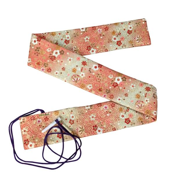 横笛用の笛袋ですすべて国産の手作りですので数に限りがございます。また、生地の縫い方により柄も画像と位置が異なる場合もございます。量産の笛袋と違い一本一本丁寧に縫っています。＜ポイント＞・笛が取り出しやすいようにスリット入りです（重要！）・ヒ...