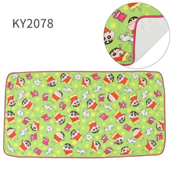 チョコビ柄が目を引く、クレヨンしんちゃんのビッグブランケット。約H84×154cmの大判サイズで、ソファやベッド、リビングのくつろぎ時間に活躍します。素材はポリエステル。軽やかで扱いやすく、毎日の洗い替えにも使いやすい一枚です。家族でシェア...