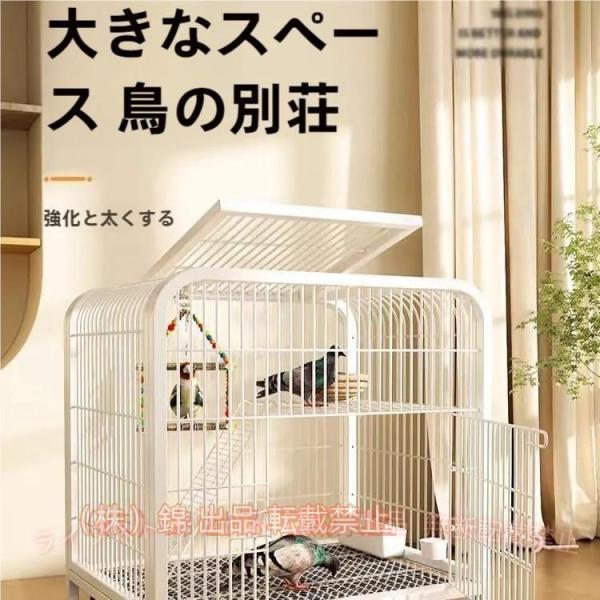 衝撃に強い金網素材で作られており、耐久性があり長持ちします。鳥かごは、広々とした空間で鳥が快適に過ごせる大型バードゲージです。ルームエリアを分けられるため、複数の鳥を飼っている方に最適なインコケージです。鳥かごの下に設置されたローラーにより...