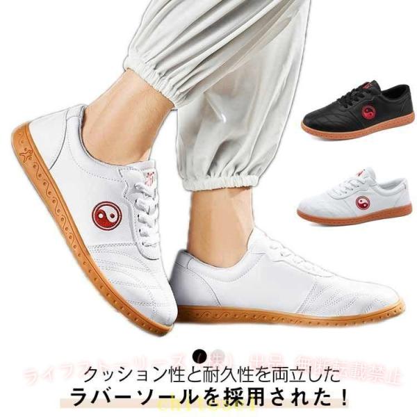 クッション性と耐久性を両立したラバーソールを採用された！ 長時間歩いていても疲れにくいデザインとなってます！！ 通気性抜群、軽量、ソフトで柔軟な底、滑べ止め、長時間の使用でも疲れにくく、防菌消臭でき、運動用の選ぶ一番な理由です。 クラシック...