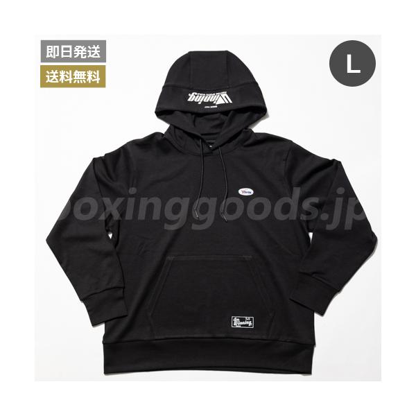 ボクシングブランド「Winning」が手がけるロゴパーカー。胸元には刺繍ワッペン、ポケット下部にはオールドロゴ、そしてフードには大胆なロゴプリント。ポリエステル・レーヨン・ポリウレタンの混紡素材で、やや薄手ながら、柔らかく伸縮性があり、動き...