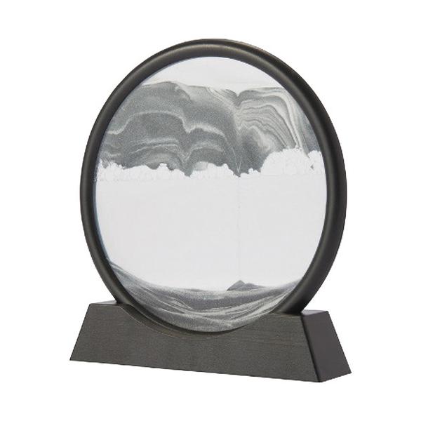 繊細な砂が流れ落ちる様子に魅了されるハイセンスなインテリア。砂時計のように上下逆さまにすることにより毎回異なる絵が出来上がります。色の異なる砂が不規則に落ちる様子や作り出す神秘的で美しい一期一会の情景をお楽しみいただけます。■18×4×19...