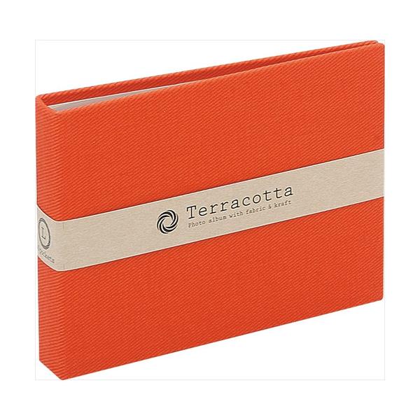 ●本体寸法：タテ107×ヨコ142×背巾20mm●本体重量：95g●表紙：布地●台紙：L判1段ポケットポイントシール台紙（クラフト）20枚（収納枚数L判40枚）●製本：溶着式製本●その他仕様：・透明袋入