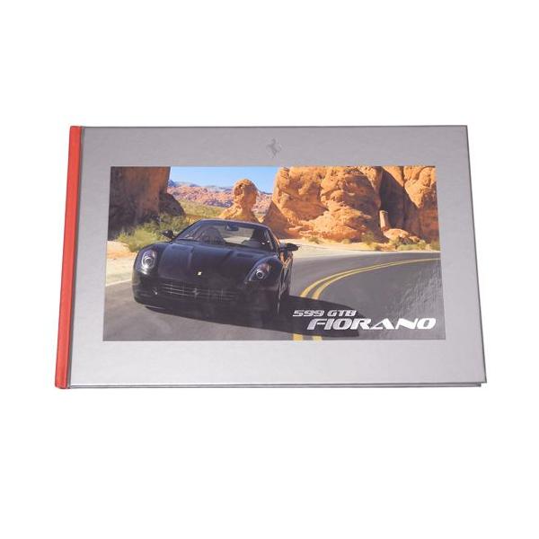 〜 フェラーリ オフィシャル ドキュメント 〜サイズ：19×30cmページ数：78ページ表記：イタリア語・英語の併記2013052006年に発表されたフェラーリ599GTBフィオラノのオフィシャル・カタログ。豪華ハードカバーの表紙にはシルバ...