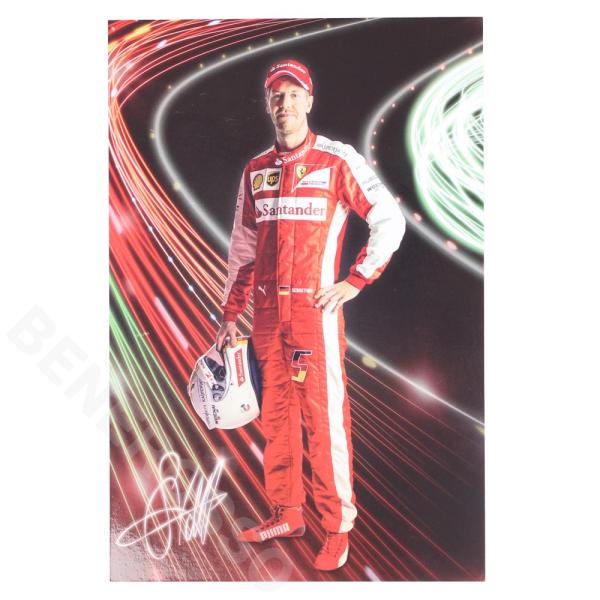 〜 フェラーリ オフィシャル ドキュメント 〜 2015年 フェラーリ オリジナルドライバーカード、セバスチャン・ベッテルのカード（紙製・光沢）です。光の軌跡が背景にデザインされたクールでサイバーなグッズです。プリントサインも光のラインが輝...