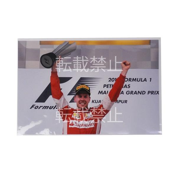 〜 フェラーリ オフィシャル ドキュメント 〜 2015年F1 マレーシアGPの写真です。フェラーリに移籍した2015年第2戦で早くもフェラーリでの自身初優勝を決めた記念すべきレース。表彰台の中央でトロフィーを掲げるセバスチャン.ベッテルの...