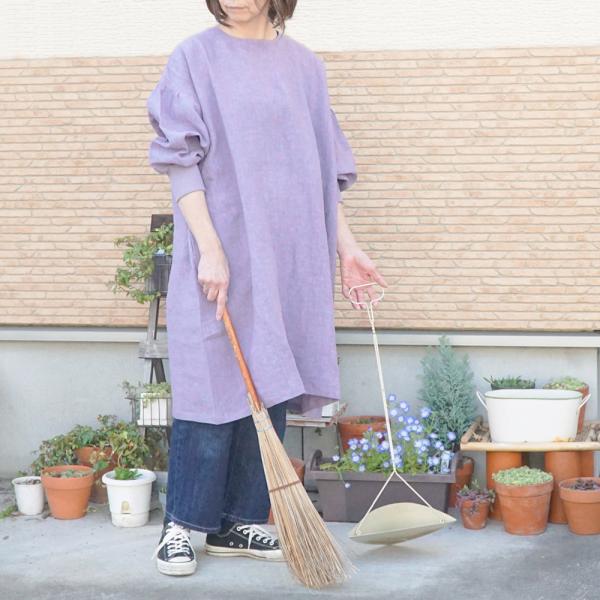 リネンとリブ袖の異素材の組み合わせが大人かわいいリネンのワンピース割烹着。袖口は腕まくりのしやすいリブ袖で水回り仕事も安心。お洋服をしっかり守ってくれて、大人可愛いワンピース割烹着は家事の時間を楽しくしてくれること間違いなし！ワンピースとし...