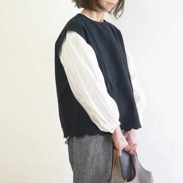 ナチュラルな風合いと、ピンタックや裾部分のスカラップ刺〓が大人かわいいブラウス。身幅がゆったりとしているので重ね着してももたつかず、カットソーやブラウスと合わせて楽しめます。後開きのデザインで後ろ姿のアクセントにも。ベスト感覚で取り入れられ...