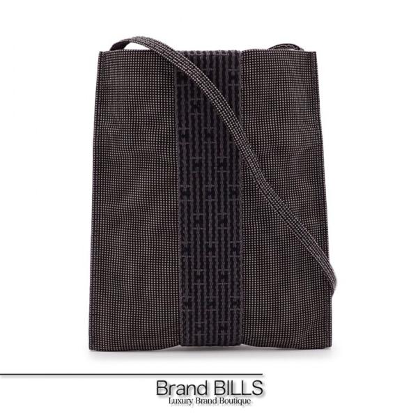 【ブランド名】HERMES【商品名】エールライン　ポシェット【参考ランク】NSランク【参考定価】ー【サイズ】W17cm×H19cm×D1cmショルダー長さ（全長）：約120cm重量：約120g【素材】ナイロンキャンバス【色】グレー【型番】1...