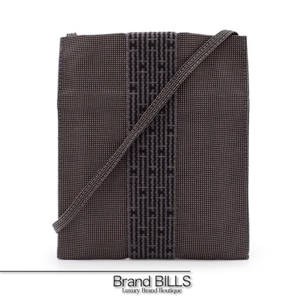 【ブランド名】HERMES【商品名】エールライン ポシェット【参考ランク】NSランク【参考定価】ー【サイズ】W17cm×H19cm×D1cmショルダー長さ（全長）：約120cm重量：約120g【素材】ナイロンキャンバス【色】グレー【型番】1...