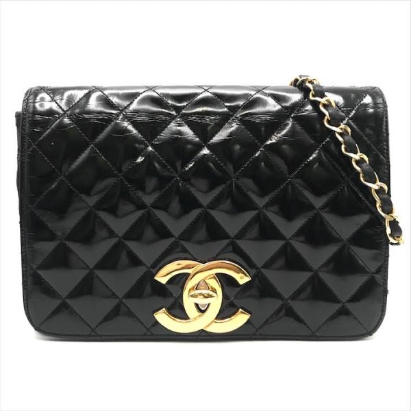 ご覧頂きありがとうございます☆彡【ブランド】CHANEL【カラー】ブラック【素材】エナメル【サイズ】W約22×H約16×D約6(若干の誤差はご了承下さい。）【付属品】シリアルシール（画像参照）【状態ランク】ABエレガンスを纏う、光沢のココマ...