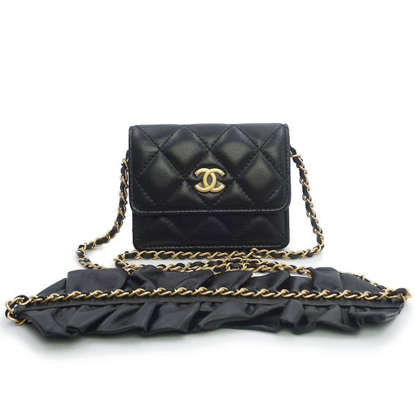 ■商品説明■【問い合わせ番号】200026595019【ブランド】CHANEL【素材】 ラムスキン （羊革）【カラー】ブラック ／ ゴールド金具【サイズ(cm)】約W10cmxH8cmxD2cm ショルダー：約111cm (調節不可) 【仕...