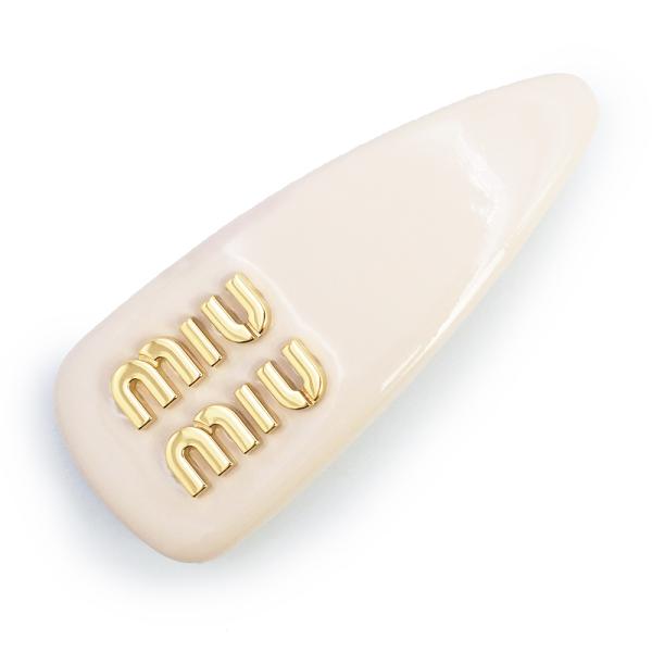 ■商品説明■【問い合わせ番号】200026966019【ブランド】miu miu【参考定価】56,000円【素材】 ラムスキン （羊革）【カラー】OPALE(オパール) ／ ゴールド金具【サイズ(cm)】約W8cmxH3cm 【重量】約13...