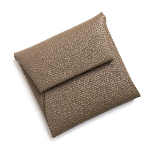 ■商品説明■【問い合わせ番号】200027692019【ブランド】HERMES【素材】 ヴォーエプソン【カラー】Etoupe(エトゥープ/エトープ) ／ シルバー金具【サイズ(cm)】約W8cmxH8cmxD1cm 【仕様】Y刻印 スナップ...