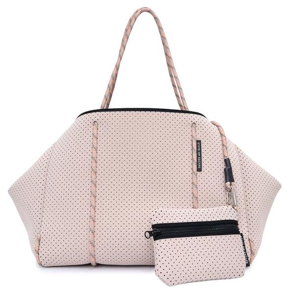 ■商品説明■【問い合わせ番号】200028084019【ブランド】STATE OF ESCAPE 【参考定価】58,300円【素材】ネオプレン【カラー】ブラッシュ ／ シルバー金具【サイズ(cm)】約W38cmxH30cmxD24cm 持ち...