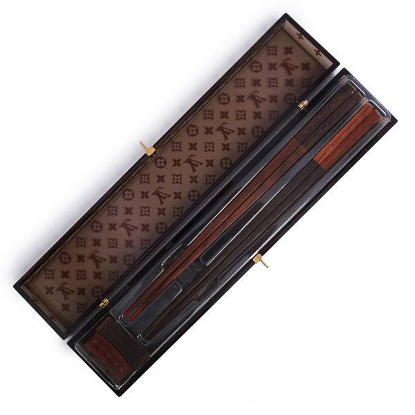 ■商品説明■【問い合わせ番号】200029287019【ブランド】LOUIS VUITTON【素材】ローズウッド【カラー】ブラウン【サイズ(cm)】箸長さ:約22.5cm 箸置き:約W4cm×H1.3cm ケース:約W28cm×H5.3cm...