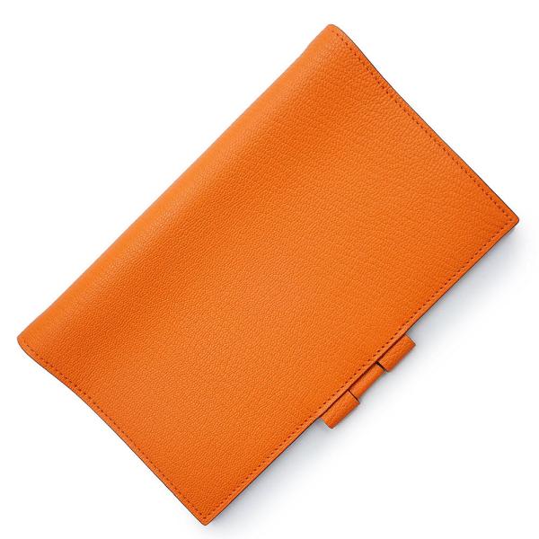 ■商品説明■【問い合わせ番号】200030211019【ブランド】HERMES【参考定価】116,600円【素材】 シェーブルミゾール【カラー】Orange(オレンジ) ／ シルバー金具【サイズ(cm)】約W10cmxH17cmxD1.5c...