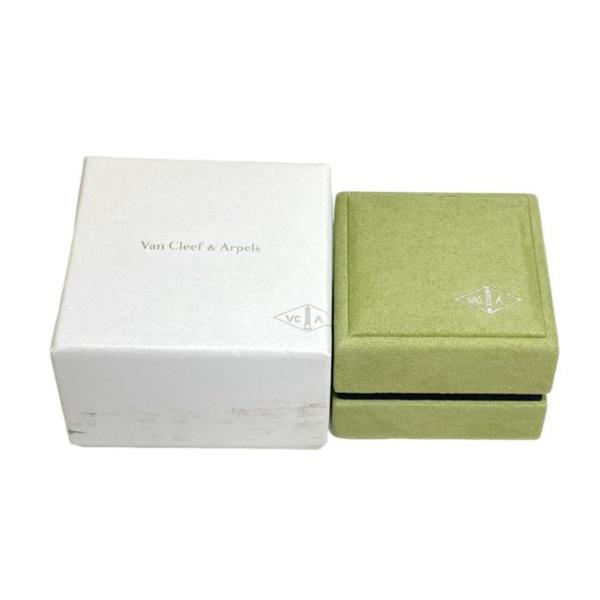 ブランド：ヴァンクリーフ＆アーペル商品名：ケースのみ付属品：なし外箱サイズ：約7.5×5×7.5ｃｍカラー：グリーン程度：AB・・・一般的な使用感コメント・・・ヴァンクリのケースのみです。中には約5×4ｃｍのクッションが入っており、それに乗...