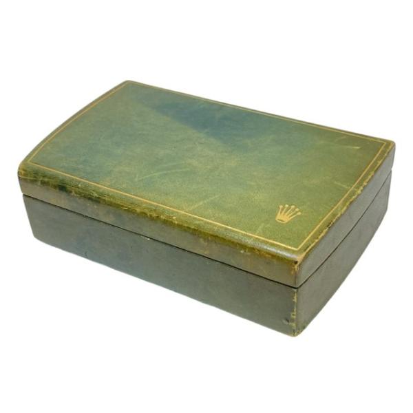 ブランド：ロレックス 商品名：時計用ケース 付属品：　 サイズ：最大値約Ｗ1６．３（中央部）×Ｈ4.5×Ｄ10.5ｃｍ カラー：グリーン   程度：AB-B（一般的な使用感-使用感あり）　  コメント・・・1970年代から1980年代にかけ...