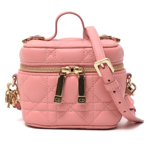 ☆ Christian Diorより『レディディオール マイクロヴァニティ ショルダーバッグ』をご紹介いたします。◇≪商品≫・手のひらに収まるほどコンパクトでマイクロなデザインのヴァニティでございます。・特有の「カナージュ」ステッチや「D....