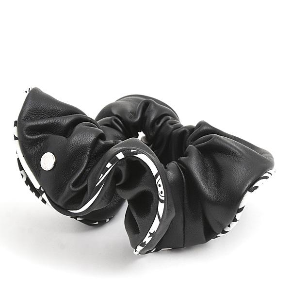 美品 箱あり 髪ゴム ヘアゴム 髪留め 黒□ エルメスより「シュシュ クラウディア ヘアアクセサリー」のご紹介です。◇ 柔らかく手触りの良いレザー素材のシュシュです。◇ 落ち着いた印象のブラックカラーのレザーにホワイトのシルク素材星柄などが...