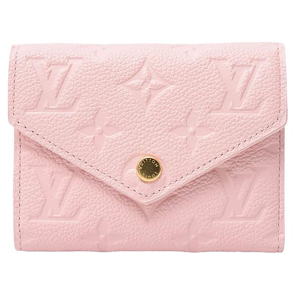 ルイヴィトンより「ポルトフォイユ ヴィクトリーヌ」のご紹介です。華やかかつ可愛らしいコンフェッティピンクの三つ折り財布となります。モノグラムアンプラントは女性の方に大変人気のラインです。手のひらサイズのコンパクト仕様ながら紙幣、小銭、カード...