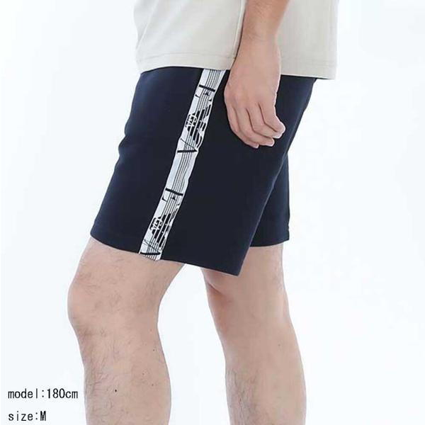 ★2023年春夏新作★EMPORIO ARMANI (エンポリオアルマーニ) より メンズ スウェットハーフパンツ/ショートパンツのご案内です。サイドにブランドロゴラインがアイコニックなハーフパンツ。 ラフなカジュアルスタイルから、ドロース...
