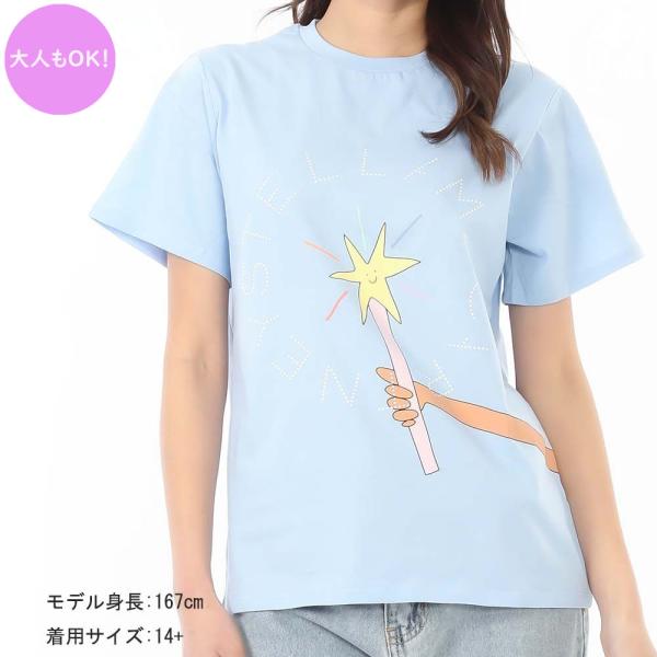 ★2025年春夏新作★STELLA McCARTNEY KIDS ステラマッカートニーキッズから人気のフェアリー グラフィック クルーネックTシャツのご案内です。2025年春夏コレクションは、妖精やカエル、楽しい森の仲間たちのデザインが取り...