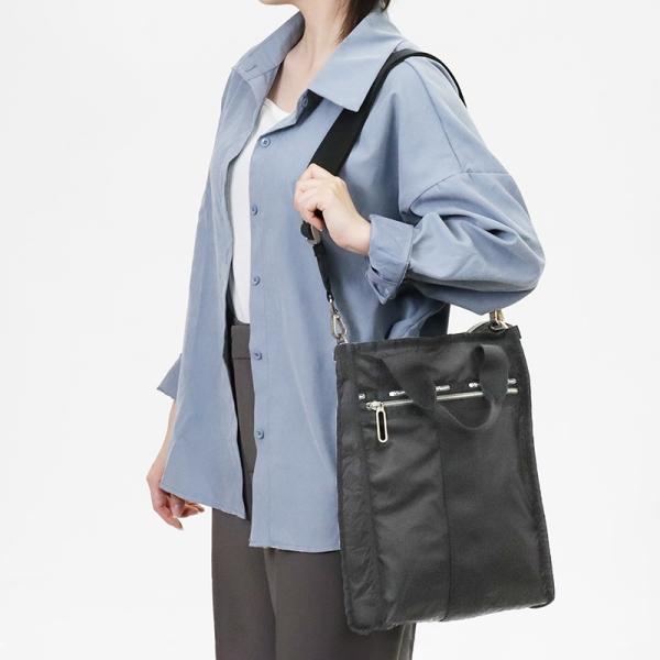 ■商品情報ブランド： LeSportsac / レスポートサック品番　： 1430 C363 / TRUE BLACK Cサイズ： 約 H34×W26×D6 cm重さ　： 約 260 gショルダー長さ： 約 78〜123 cm持ち手長さ： ...