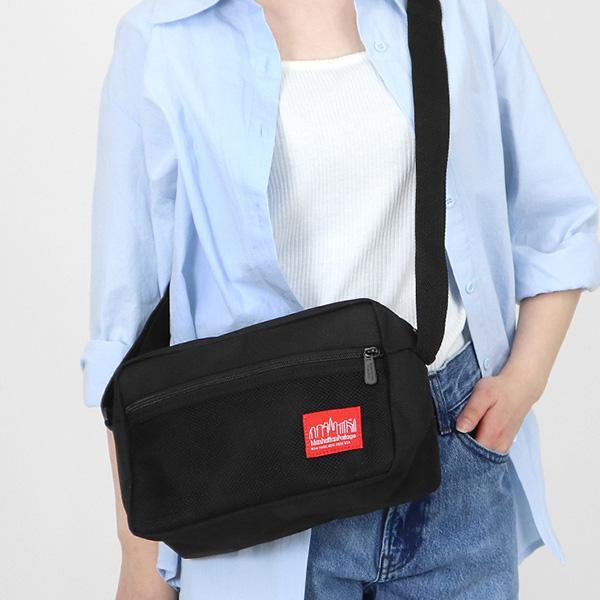 ブランド　　　：Manhattan Portage / マンハッタンポーテージ品番　　　　　：1401L BLACKサイズ　　　　：約 H17×W25×D9 cm重さ　　　　　：約 170 gショルダー長さ：約 72〜136 cm仕様　　　...