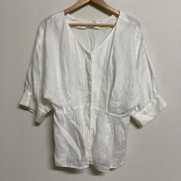 メーカー：ケイビーエフ / KBF形状：シャツ、ブラウス / 半袖サイズ：表記サイズ：one着丈：51 cm、身幅：40 cm、裄丈：57 cmカラー：オフホワイト / オフホワイト柄 / パターン：無地素材：麻（リネン）商品状態：着用感が...