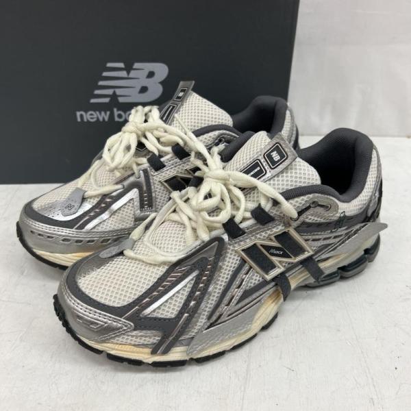 メーカー：ニューバランス / New Balance形状：スニーカー / スニーカーサイズ：表記サイズ：26.0cmカラー：銀 / シルバー柄 / パターン：素材：商品状態：多少の使用感はありますが、汚れやダメージも目立たなく良好なお品物で...