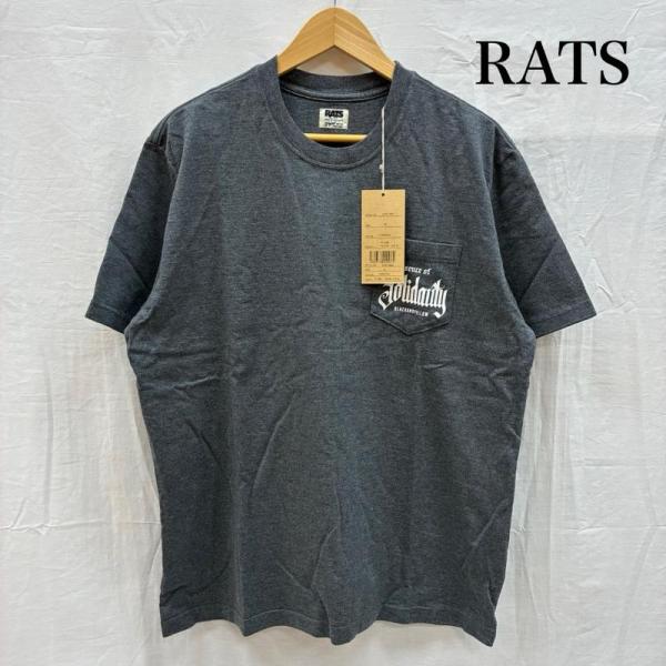 メーカー：ラッツ / RATS形状：Tシャツ / 半袖サイズ：表記サイズ：M肩幅：46 cm、袖丈：22 cm、着丈：66 cm、身幅：56 cmカラー：チャコールグレー / チャコールグレー柄 / パターン：ロゴ、文字、プリント素材：画像...