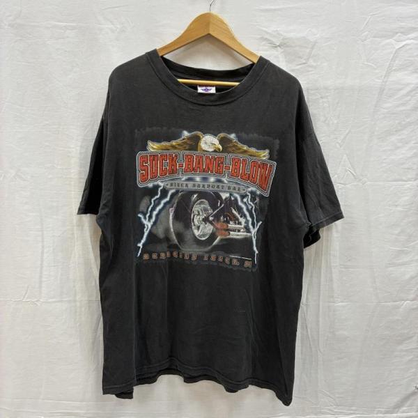 メーカー：古着 / USED形状：Tシャツ / 半袖サイズ：表記サイズ：XL肩幅：57 cm、袖丈：22.5 cm、着丈：70 cm、身幅：57 cmカラー：チャコールグレー / チャコールグレー柄 / パターン：ロゴ、文字、プリント素材：...