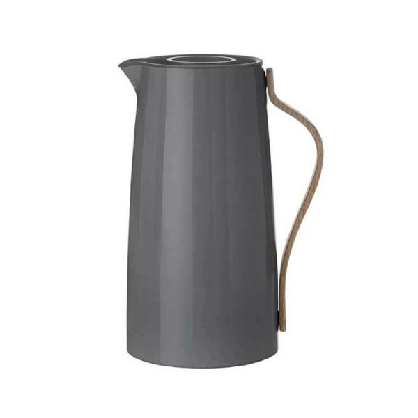 北欧デンマークのデザインブランド Stelton（ステルトン）その中でも特に人気の高い Emma（エマ）シリーズから、温かみと上品さを兼ね備えたコーヒージャグが登場。北欧らしい柔らかい曲線と落ち着いたグレーカラー、そして天然木のハンドルが目...