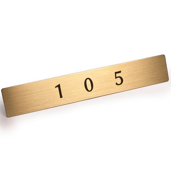 「本物の真鍮を使ったプレート」一般的には樹脂で作られた真鍮風のプレートが多い中、当商品は本物の真鍮を採用することで、本物ならではの質感と味わいを感じていただけます。時と共に、より一層深みが増すことををお楽しみいただけると思います。「サイズに...