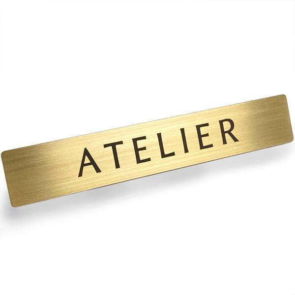 「本物の真鍮を使ったプレート」一般的には樹脂で作られた真鍮風のプレートが多い中、当商品は本物の真鍮を採用することで、本物ならではの質感と味わいを感じていただけます。時と共に、より一層深みが増すことををお楽しみいただけると思います。「サイズに...