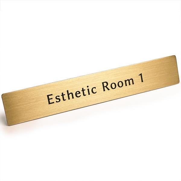 「本物の真鍮を使ったプレート」一般的には樹脂で作られた真鍮風のプレートが多い中、当商品は本物の真鍮を採用することで、本物ならではの質感と味わいを感じていただけます。時と共に、より一層深みが増すことををお楽しみいただけると思います。「サイズに...