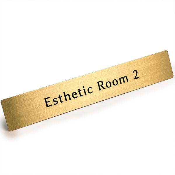 「本物の真鍮を使ったプレート」一般的には樹脂で作られた真鍮風のプレートが多い中、当商品は本物の真鍮を採用することで、本物ならではの質感と味わいを感じていただけます。時と共に、より一層深みが増すことををお楽しみいただけると思います。「サイズに...