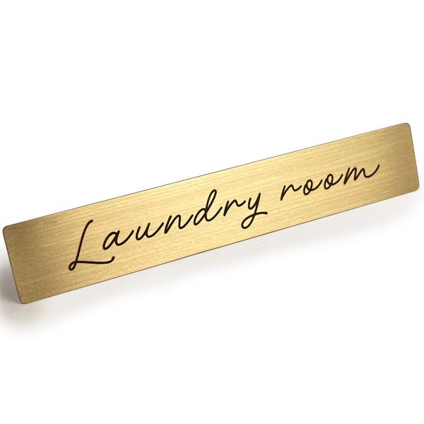 「本物の真鍮を使ったプレート」一般的には樹脂で作られた真鍮風のプレートが多い中、当商品は本物の真鍮を採用することで、本物ならではの質感と味わいを感じていただけます。時と共に、より一層深みが増すことををお楽しみいただけると思います。「サイズに...