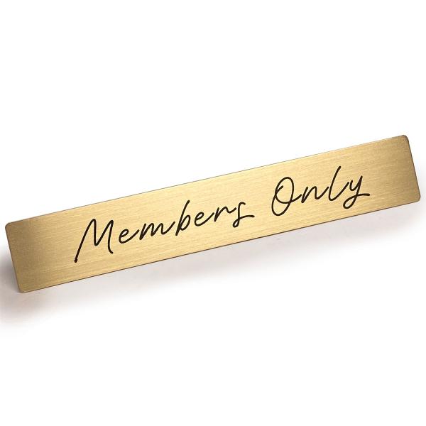 「本物の真鍮を使ったプレート」一般的には樹脂で作られた真鍮風のプレートが多い中、当商品は本物の真鍮を採用することで、本物ならではの質感と味わいを感じていただけます。時と共に、より一層深みが増すことををお楽しみいただけると思います。「サイズに...