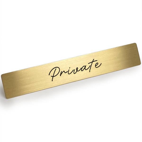 「本物の真鍮を使ったプレート」一般的には樹脂で作られた真鍮風のプレートが多い中、当商品は本物の真鍮を採用することで、本物ならではの質感と味わいを感じていただけます。時と共に、より一層深みが増すことををお楽しみいただけると思います。「サイズに...