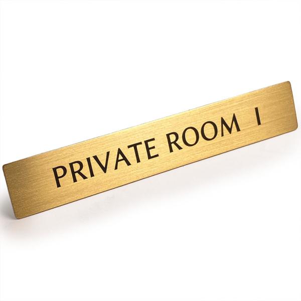 「本物の真鍮を使ったプレート」一般的には樹脂で作られた真鍮風のプレートが多い中、当商品は本物の真鍮を採用することで、本物ならではの質感と味わいを感じていただけます。時と共に、より一層深みが増すことををお楽しみいただけると思います。「サイズに...