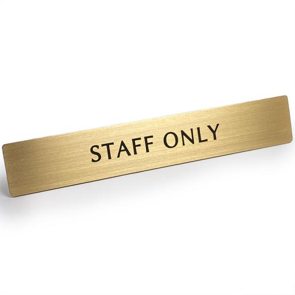 「本物の真鍮を使ったプレート」一般的には樹脂で作られた真鍮風のプレートが多い中、当商品は本物の真鍮を採用することで、本物ならではの質感と味わいを感じていただけます。時と共に、より一層深みが増すことををお楽しみいただけると思います。「サイズに...