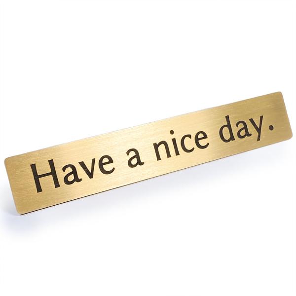 「本物の真鍮を使ったプレート」一般的には樹脂で作られた真鍮風のプレートが多い中、当商品は本物の真鍮を採用することで、本物ならではの質感と味わいを感じていただけます。時と共に、より一層深みが増すことををお楽しみいただけると思います。「サイズに...