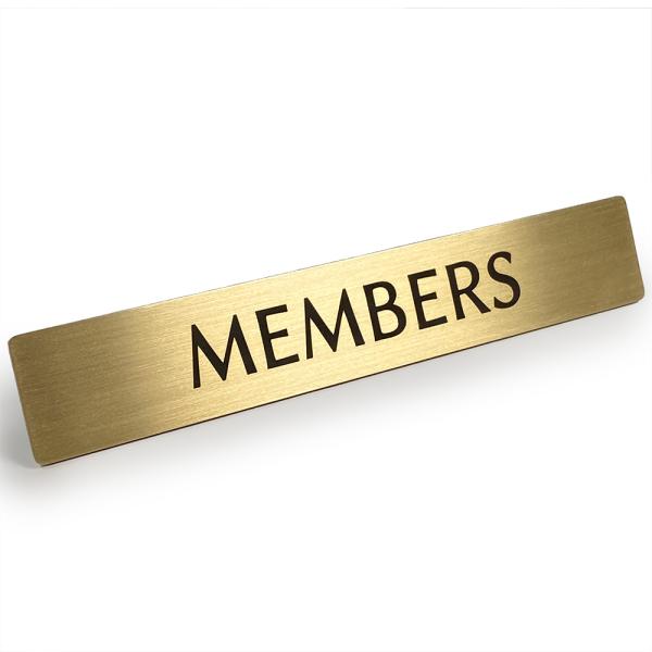 「本物の真鍮を使ったプレート」一般的には樹脂で作られた真鍮風のプレートが多い中、当商品は本物の真鍮を採用することで、本物ならではの質感と味わいを感じていただけます。時と共に、より一層深みが増すことををお楽しみいただけると思います。「サイズに...