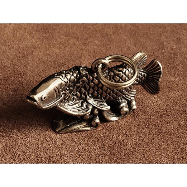 真鍮で出来たキーホルダーです。アロワナをモチーフとしたデザインです。波をイメージした台座が付いており、置物としても使えます。真鍮製の二重カンが付属します。二重カンは取り外し可能です。■素材キーホルダー/真鍮二重リング/真鍮■サイズキーホルダ...