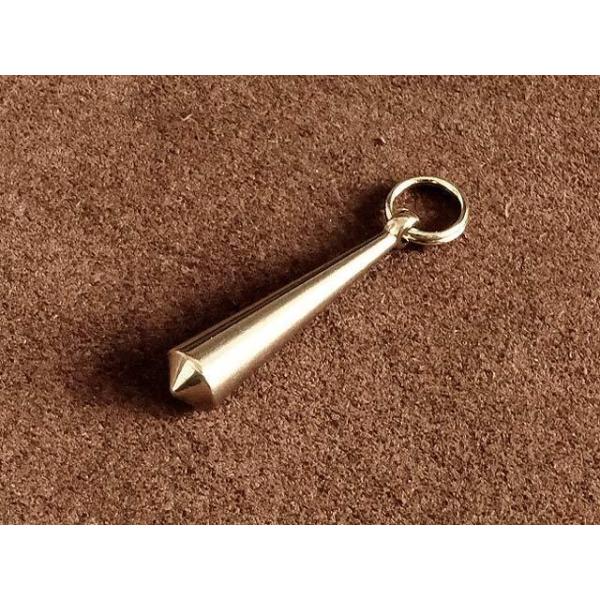 真鍮で作られたのチャームです。コーン（円錐）がモチーフとなっております。極小サイズの二重リングを付けております。チャームとのバランスもとれ、良い雰囲気となっています。キーホルダーやネックレスのトップとしてお使い下さい。■サイズチャーム（真鍮...