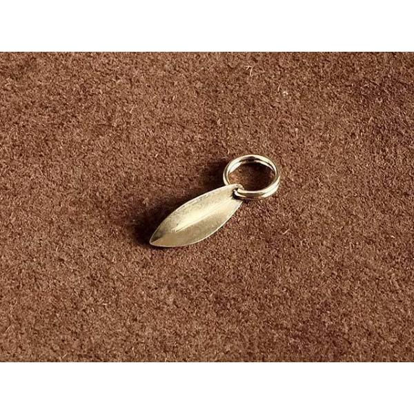 真鍮で作られたのチャームです。デザインは立体的なリーフ（葉っぱ）となります。極小サイズの二重リングを付けております。チャームとのバランスもとれ、良い雰囲気となっています。キーホルダーやネックレスのトップとしてお使い下さい。■サイズチャーム（...